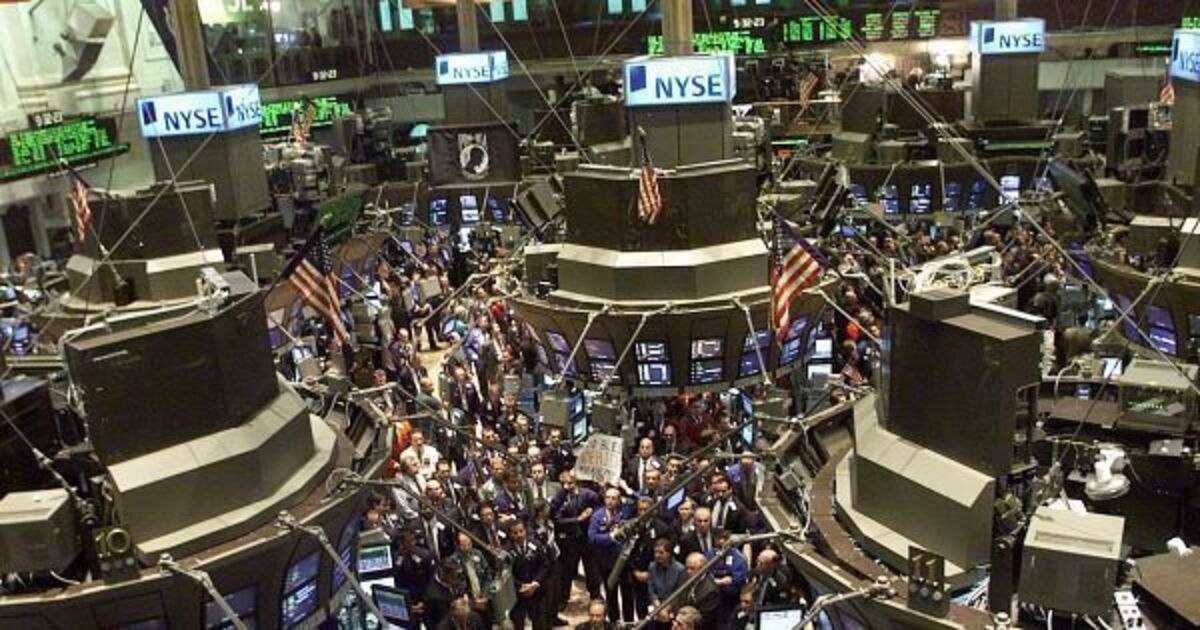 US stock market edges to new record