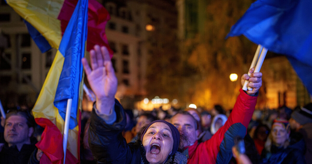 Romania’s pro-Western parties agree to form majority government