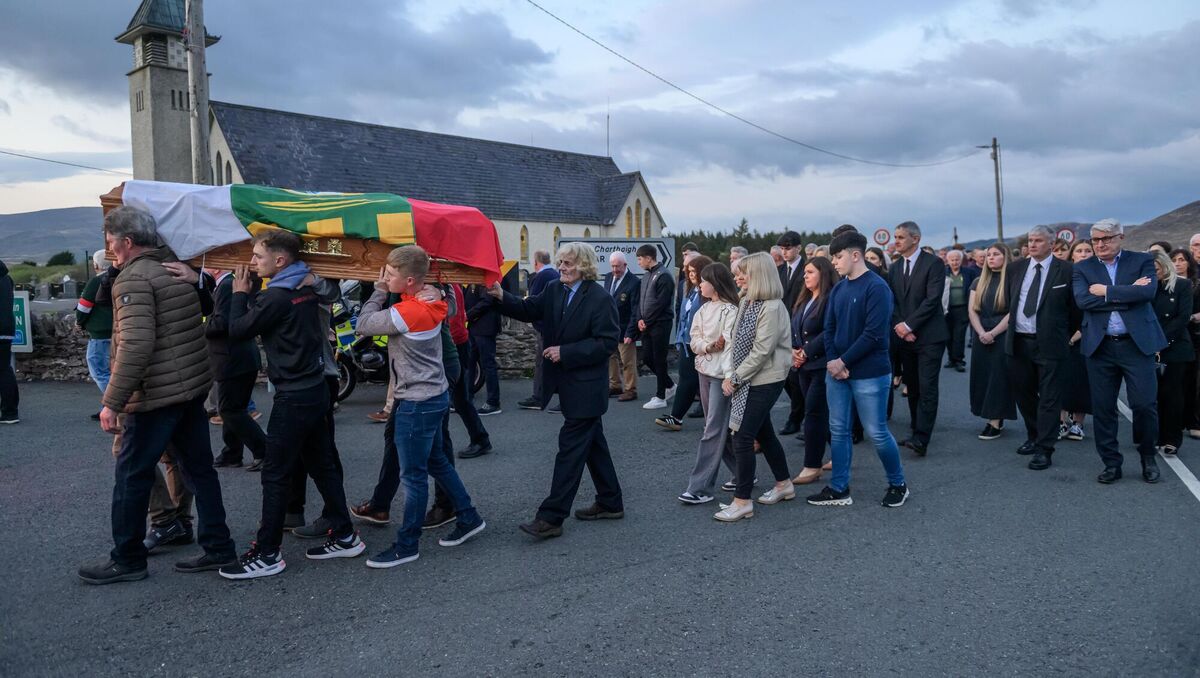 Hundreds applaud GAA legend Mick O'Dwyer as mourners prepare to bid ...