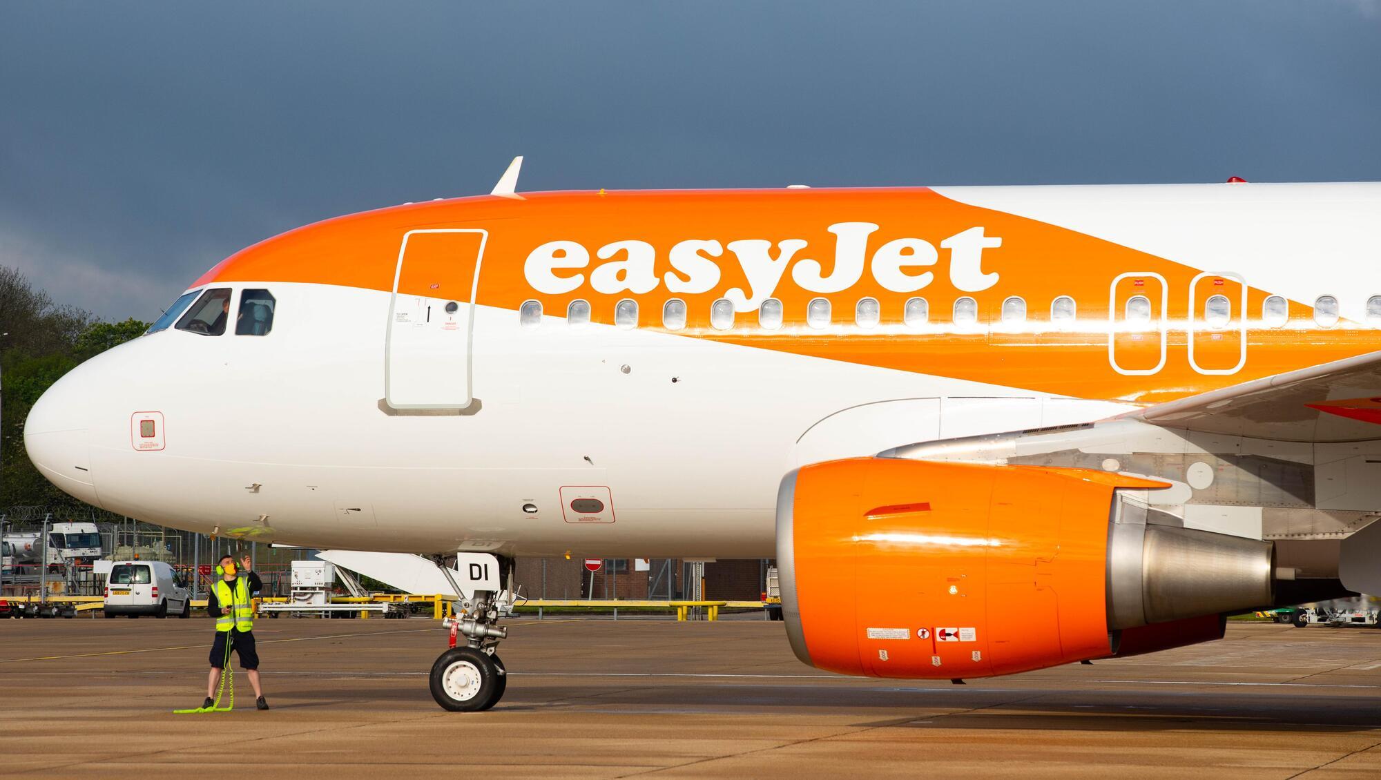 Airport staff get bonuses for spotting easyJet oversize bags, email shows