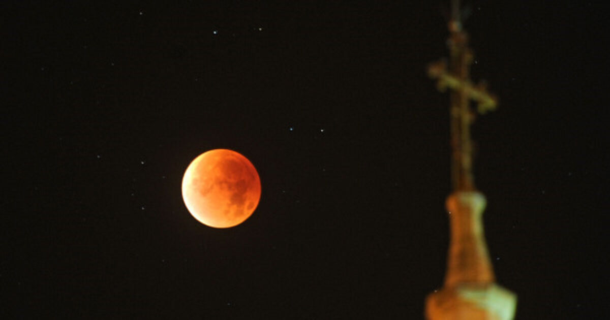 VIDEO: Blood red 'supermoon' appears over Ireland